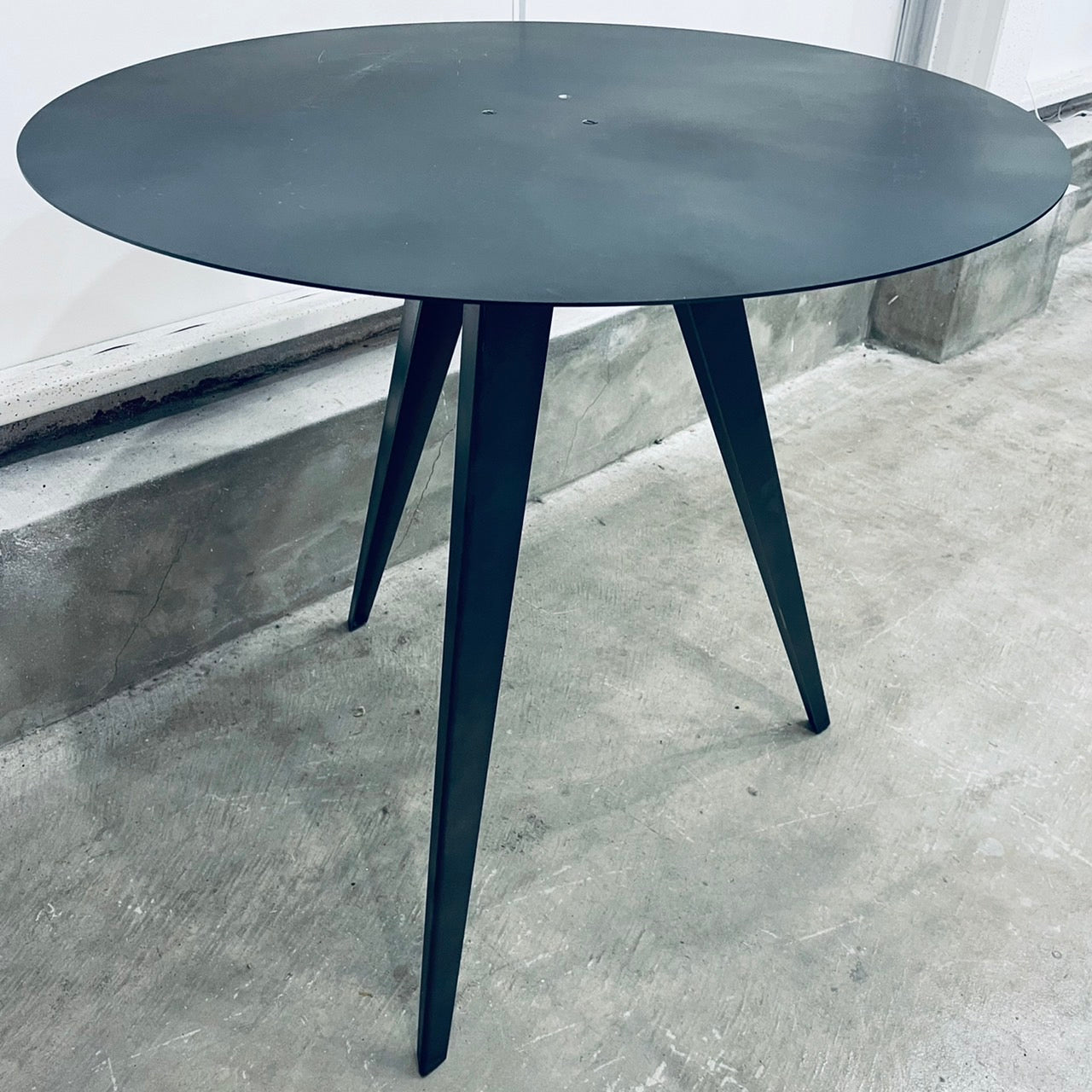 Round table （three legs) – MILLS